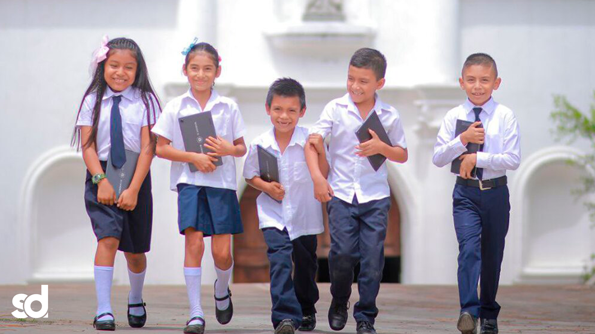 Ministerio de Educación aclara que laptops y tablets son propiedad ... Ministerio de Educación aclara que laptops y tablets son propiedad ...
